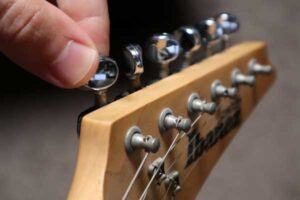 How to Tune an Electric or Acoustic Guitar (All Methods Explained ...